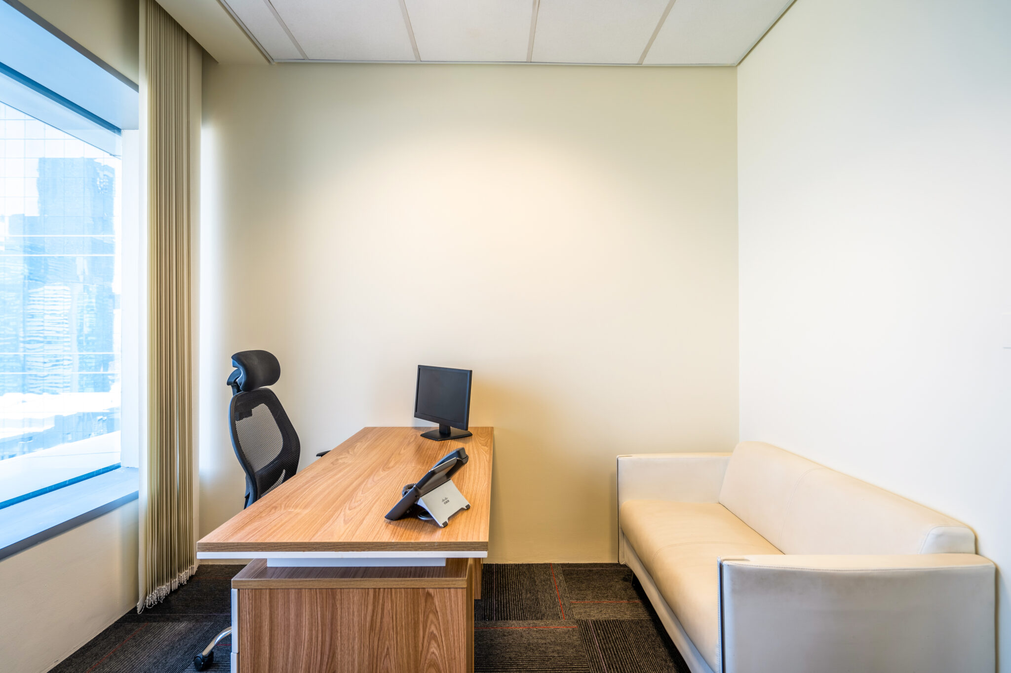 Shared Office Spaces vs. Co-Working Spaces: Which Is Better?